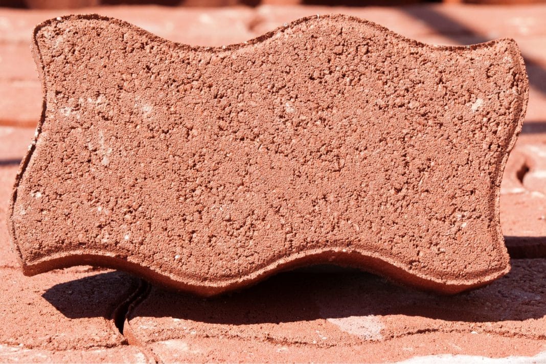 Comment poser des pavés autobloquants pour se faire une terrasse ...